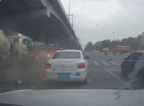 牽車才1天！特斯拉失控爆衝 「連撞11車」 他嚇瘋：車子突然不受控制 兩岸大陸 三立新聞網 Setncom