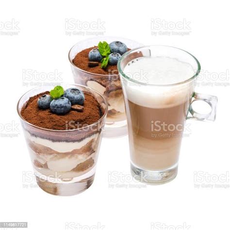 클리핑 패스와 흰색 배경에 고립 된 커피 한잔과 컵에 블루베리와 클래식 티라미수 디저트 라떼에 대한 스톡 사진 및 기타 이미지 라떼 레스토랑 로맨스 Istock