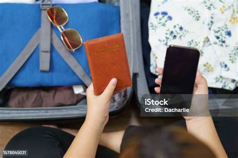 여자는 새로운 여행을 위해 준비된 여행 가방에 수하물과 여권을 포장하고 여행 계획을 세운다 가방에 대한 스톡 사진 및 기타 이미지 Istock