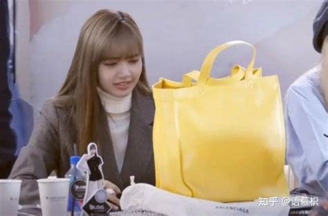 Lisa粉丝签名会送balenciaga包、lv手链，正脸曝光，竟是个高富帅 知乎