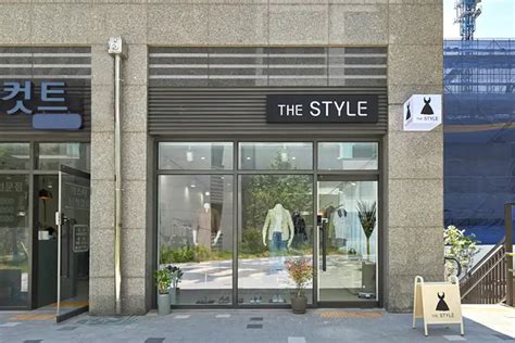 화이트and우드톤 심플하고 감각적인 10평 의류매장인테리어 인천 서구 신현동