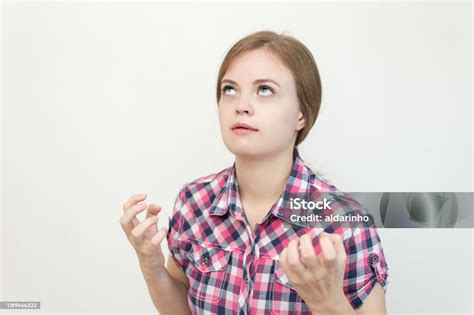 젊은 백인 여자 와 혼란 성가신 좌절 자극적인 표정 눈 굴리기에 대한 스톡 사진 및 기타 이미지 눈 굴리기 감정 격노한