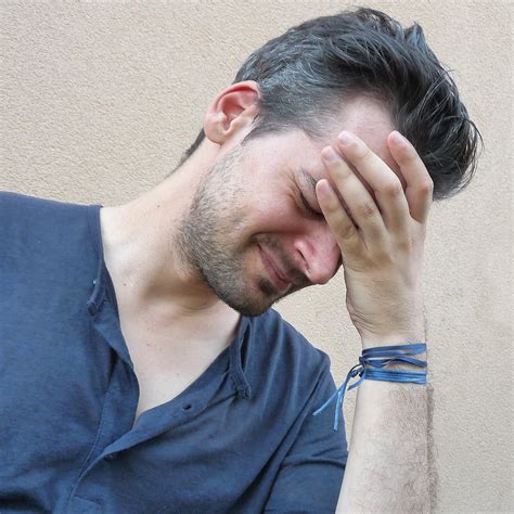 무료 이미지 손 사람 머리 남성 초상화 푸른 귀 팔 표정 헤어 스타일 수염 근육 닫다 인간의 몸 코