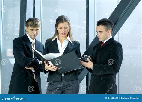 Três Executivos Estão Trabalhando Em Um Escritório Imagem de Stock
