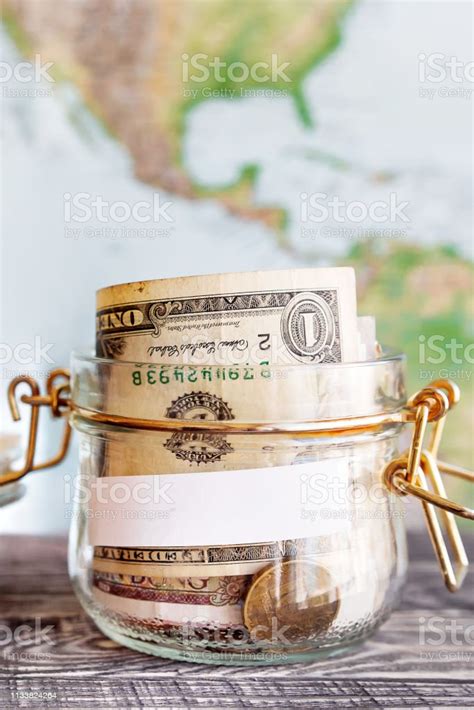 여행에 대 한 돈을 수집 유리 주석 현금 저축 와 나무 테이블 배경으로 지도와 머니 박스 텍스트에 대 한 흰색 빈 용지입니다 0명에 대한 스톡 사진 및 기타 이미지 Istock