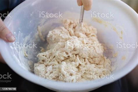 검은 테이블에 빵 파스타 또는 피자 그릇에 반죽 반죽의 배경을 닫습니다 곡초류에 대한 스톡 사진 및 기타 이미지 곡초류