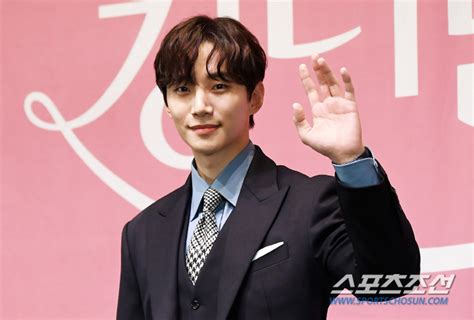 킹더랜드 이준호 멋진 슈트 위해 계속 운동 웃음이 있는 작품