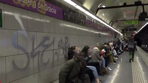 Un Grupo 70 Personas Ataca Y Pinta Dos Trenes De Las Líneas 4 Y 2 Del