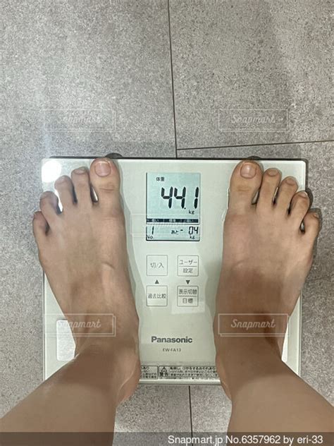 体重計に乗る女性の足の写真・画像素材 Snapmart（スナップマート）