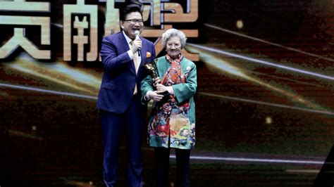 白玉兰戏剧奖揭晓，94岁艺术家陈奇获特别贡献奖凤凰网视频凤凰网