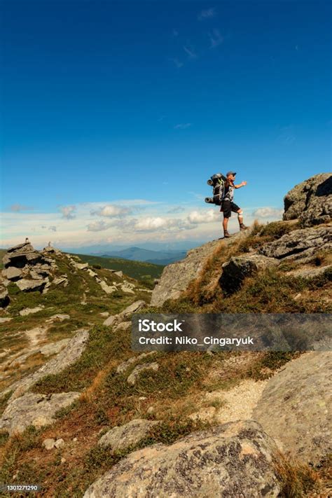 배낭을 들고 산 꼭대기에 서서 카르파티아 귀돌 꼭대기의 계곡의 경치를 즐기고 있는 청년 감정에 대한 스톡 사진 및 기타 이미지 감정 겨냥 관광 Istock