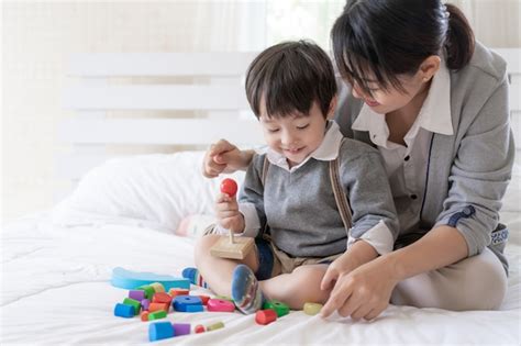 Jeune Maman Joue Avec Son Beau Fils Dans La Chambre Photo Gratuite