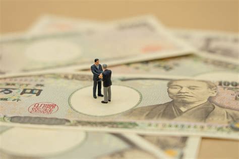 公務員の退職金は1500万円より多い？少ない？勤続年数ごとに見る 退職金が2000万円を超えるのは勤続年数30年以上 Limo くらし