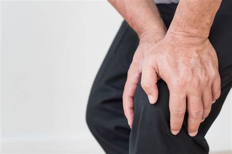 무릎 관절 통증 골다공증 통풍 무릎 뼈 관절 문제 문제를 들고 남자 손 프리미엄 사진