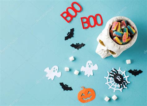 Caramelo En Calaveras Cerca De Los Símbolos Tradicionales De Halloween