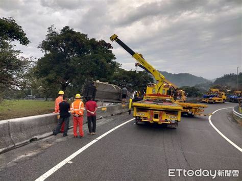 國道3號名間交流道車禍！大貨車「過彎翻覆」躺邊坡 車頭全撞爛 Ettoday社會新聞 Ettoday新聞雲