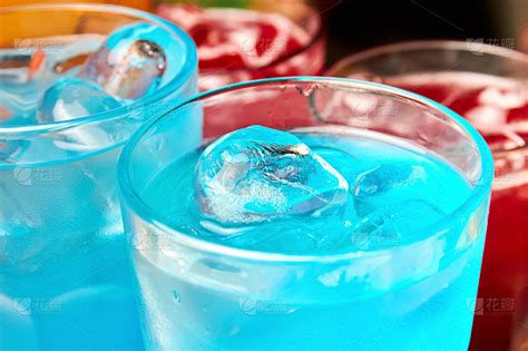 五彩缤纷的酒精和非酒精鸡尾酒加冰