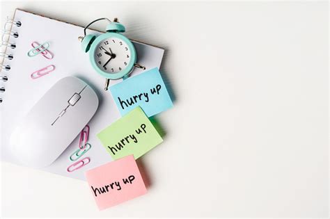 메모장 알람 시계와 바탕 화면에 비문 서둘러 와 색상 노트 공간을 복사합니다 0명에 대한 스톡 사진 및 기타 이미지 0명 계획 공란 Istock