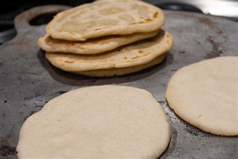 과테말라 가정의 가스 렌지에서 금속 철판에 조리된 영양가 있는 수제 옥수수 토르티야 과테말라에 대한 스톡 사진 및 기타 이미지