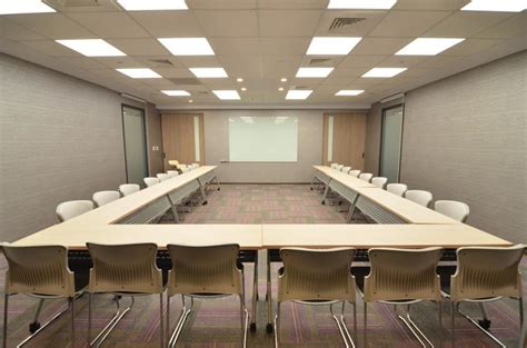 小型12人會議室租借，空間配置靈活，專人企劃安排｜寰宇創新商務中心