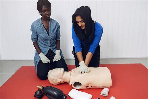 Estudantes de medicina estão praticando Foto Grátis