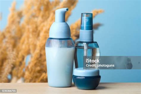 투명 한 파란색 빈 화장품 포장 모형 크림 항아리 비누 펌프 병 및 스프레이 로션의 화장품 세트 뷰티 제품 패키지 디자인 스킨