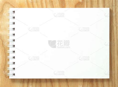 原木桌面背景上的螺旋空白笔记本的顶部视图