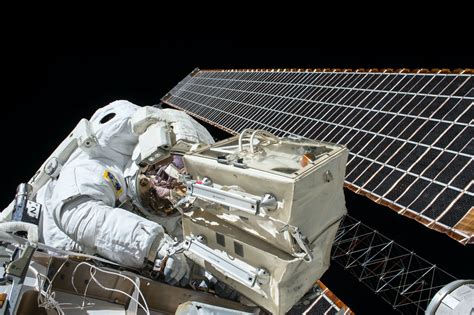 МКС проводить вихід у відкритий космос онлайн