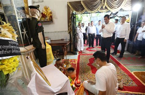 ឯកឧត្តម អ៊ុន ចាន់ដា អភិបាលនៃគណៈអភិបាលខេត្តកំពង់ចាម និងសហការី អញ្ជើញចូលរួមរំលែកទុក្ខ