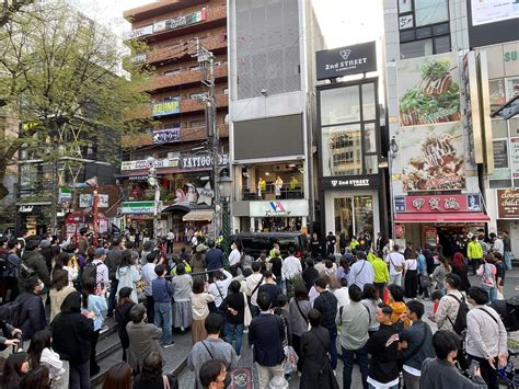 維新必勝！絶対4月9日は勝つ！ On Twitter 人多いね！ これ皆自主的に聞いている人！ こう言う若者の多い地域で真剣に聞いてくれる