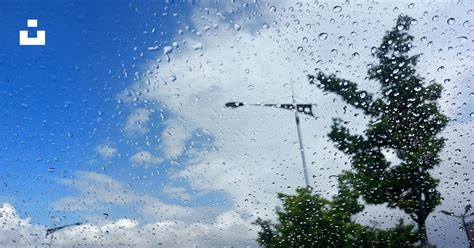 비로 덮인 창문을 통해 본 거리의 모습 사진 Unsplash의 무료 파랑 이미지