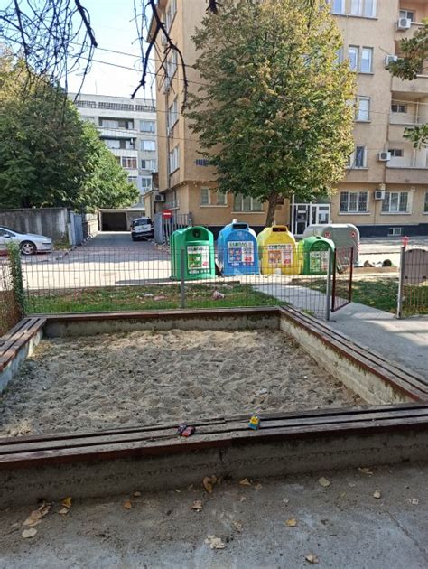 Детска площадка в Русе отпред кофи за боклук вътре пясъчник с фекалии