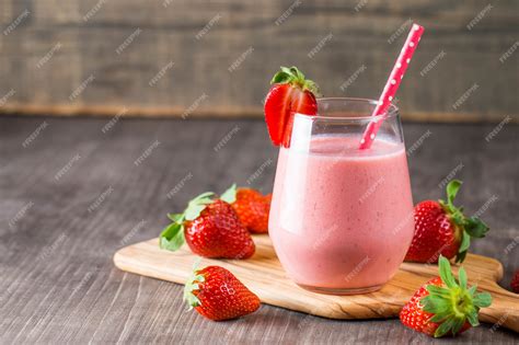 Copo De Milkshake De Morango Fresco Batido E Morangos Frescos Em Fundo