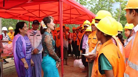 Dvb လေရာင္ေတာတြင္ က့ံေကာ္ပင္စိုက္ပ်ိဳးခဲ့တဲ့ ေဒၚေအာင္ဆန္းစုၾကည္ ဓာတ္ပံု