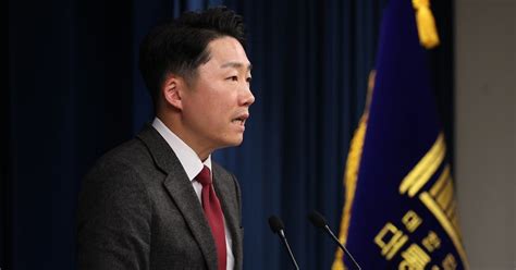 윤 대통령 주재 수석비서관회의 브리핑하는 이재명 부대변인