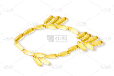 欧米茄3胶囊 鱼形孤立在白色背景上