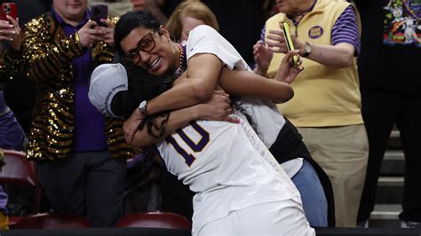 Lsu Star Angel Reeses Mom Wants Fans To Stop Sliding Into Her Dms