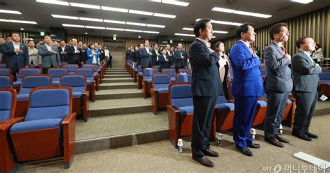 사진 무거운 분위기의 자유한국당 의원총회