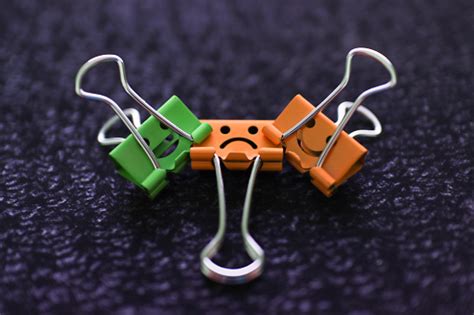 두 웃는 행복한 얼굴과 하나의 슬픈 얼굴 금속 바인더 클립 클로즈업 매크로 0명에 대한 스톡 사진 및 기타 이미지 0명 강철 개인 장식품 Istock