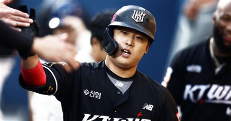 얼굴에 웃음이 늘었다 포수로 변신한 강백호 통산 152승 레전드 투수의 시선은 고척포커스