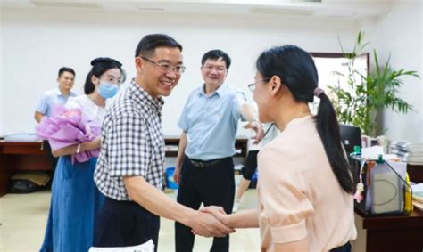 县领导开展教师节走访慰问活动