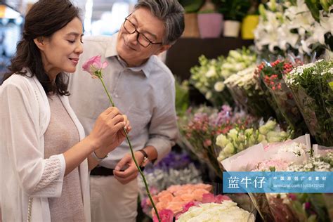 中老年夫妇买花 蓝牛仔影像 中国原创广告影像素材