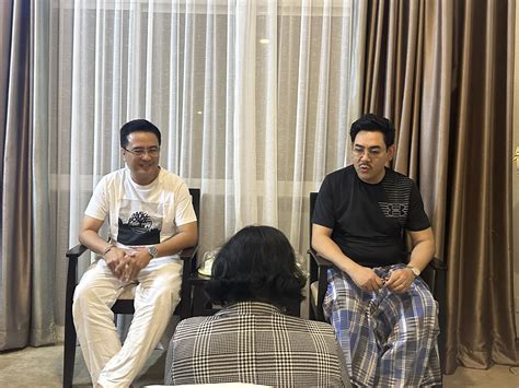 ချစ်ရတဲ့အစ်ကိုကြီးနှစ်ယောက်ကို သီတင်းကျွတ်ကန်တော့ရင်း မုန့်ဖိုးတောင