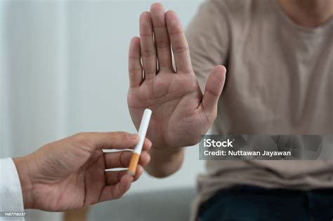 금연 남자는 담배를 끊고 거절하고 거부하고 담배를 피우고 거절하십시오 건강을 위해 담배를 끊으십시오 세계 담배의 날 마약 폐암