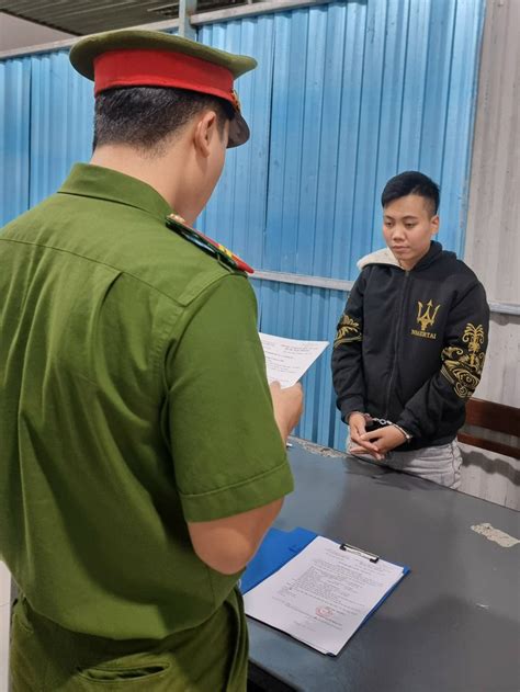 Bắt Cô Gái 19 Tuổi Cầm đầu Hơn 40 Người đua Xe Xịt Hơi Cay Vào Cảnh Sát