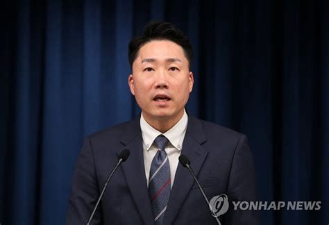 한미일 국가안보실장 전화통화 브리핑하는 이재명 대통령실 부대변인