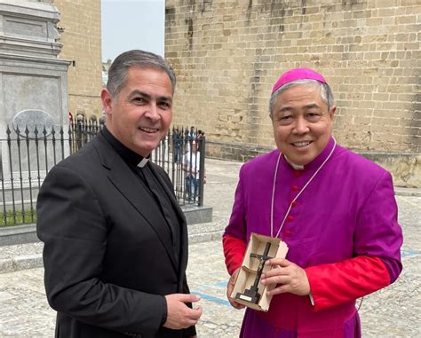 Entrega do crucifixo de Ozanam ao Núncio Apostólico na Espanha SSVP Global
