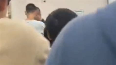 学生课堂上手机玩游戏，被老师发现没收之后连续对老师两次锁喉 凤凰网视频 凤凰网
