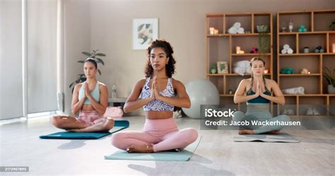명상 요가 및 건강 선 및 영적 웰빙을 위해 스튜디오에서 여성 그룹과 함께하는 수업 사람들과의 균형 마음 챙김 및 치유 분위기