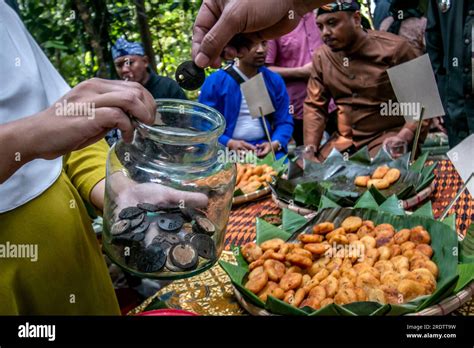 Buyers Pay For Snacks Of Fried Cassava With Coconut Shell Chips Worth